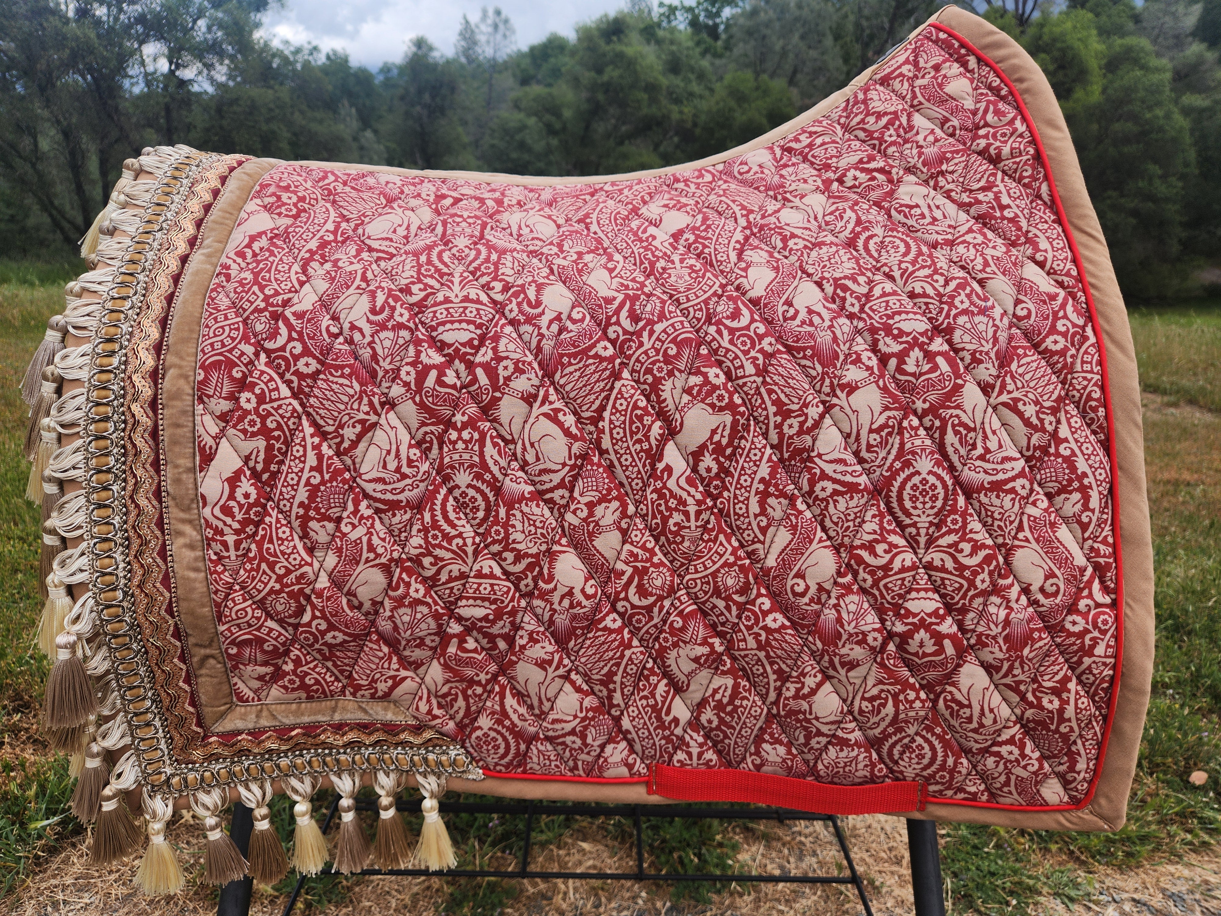 Medieval tapestry saddle pad in red – Royal Legacy Custom Leather